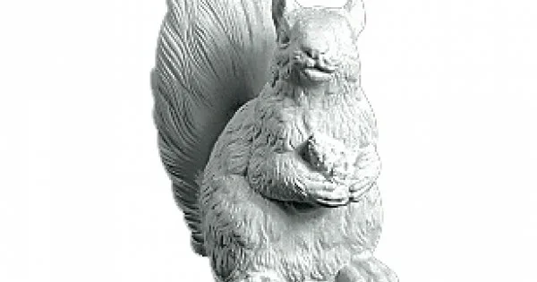 Egern der kigger op - til haven - støbt i knust marmor H25cm