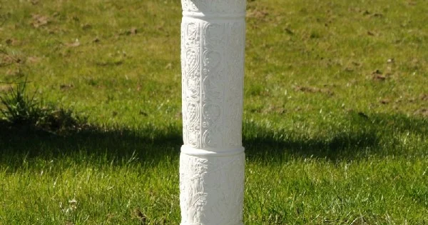 Flot sokkel med smukke detaljer - marmorstøbt og frostsikker