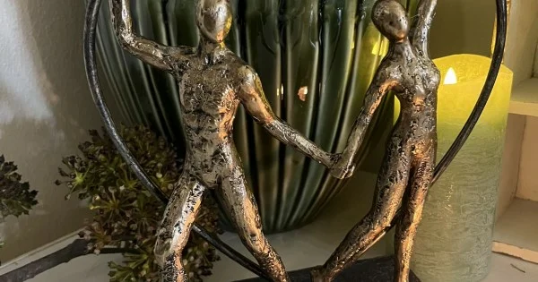 Figur med par i hjerte bronze look ca 25 cm
